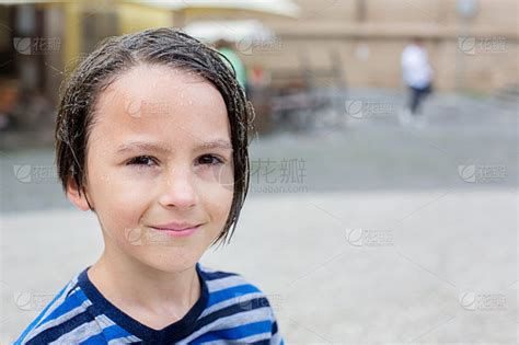 可爱的孩子男孩在被隔离后参观布拉格的Covid 19洒在脸上的水珠