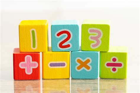 흰색 배경에 다채로운 수학 번호 교육 학습 수학 학습 학습 개념을 가르칩니다 개념에 대한 스톡 사진 및 기타 이미지 개념