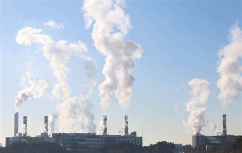한파에 수증기 내뿜는 발전소 굴뚝