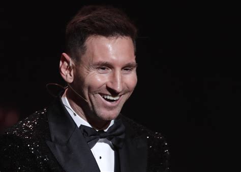 Foto Senyum Sumringah Lionel Messi Angkat Trofi Ballon Dor 2021