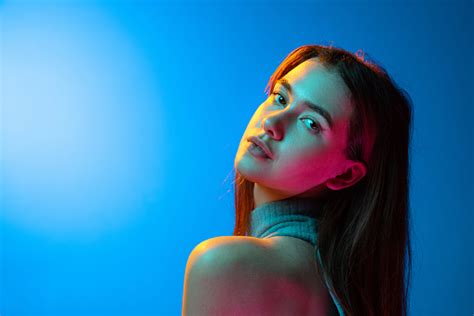 네온 빛에 파란색 스튜디오 백그루드에 고립 된 아름다운 여성 반 길이 의 초상화 인간의 감정 얼굴 표정 개념 사람 얼굴에 대한 스톡 사진 및 기타 이미지 Istock