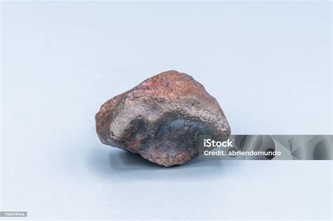 콘드라이트 운석 L형은 태양계 초기 의 우주 공간에서 소행성으로 형성된 바위 조각이다 이 운석은 아타카마 사막에서 지구에 영향을