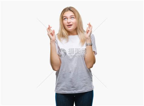 身处孤立背景的年轻caucasian女子带着希望和眼神紧闭地笑着交叉手指高清图片下载 正版图片505634512 摄图网