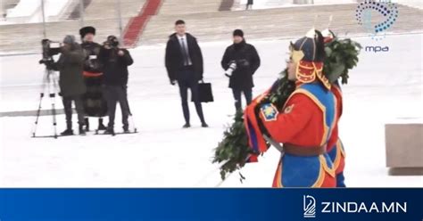 Сүхбаатарын хөшөөнд цэцэг өргөж байна