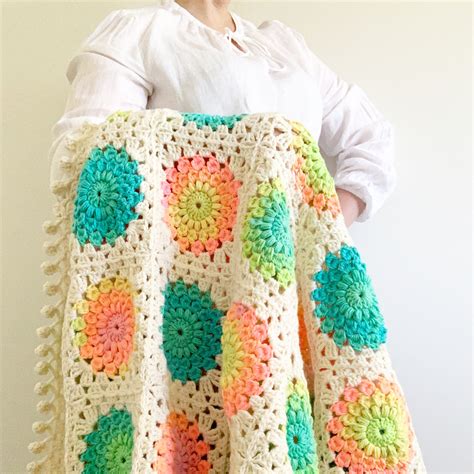 How To Crochet Retro Stripe Sunburst Granny Square Throw — Nautikrall