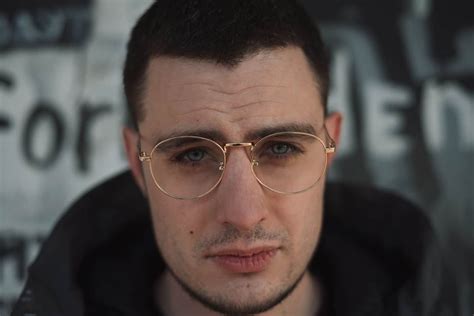 Мужской портрет Портрет мужчины Парень в очках