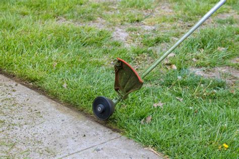 How To Edge A Lawn With A String Trimmer