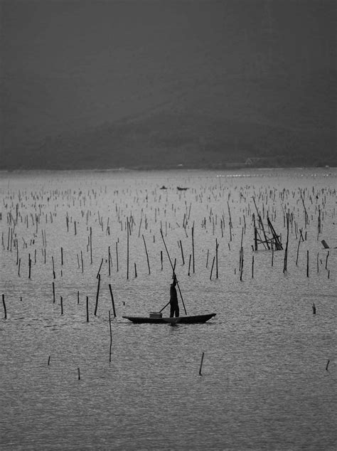 有关休閒 优美的风景 传统的船 偏远的地点 冒險 农村生活 农村的场景 划獨木舟 勘探 反射 和平的 地平線 壯觀 多雲的 天性 孤獨 孤立的 寧靜 山