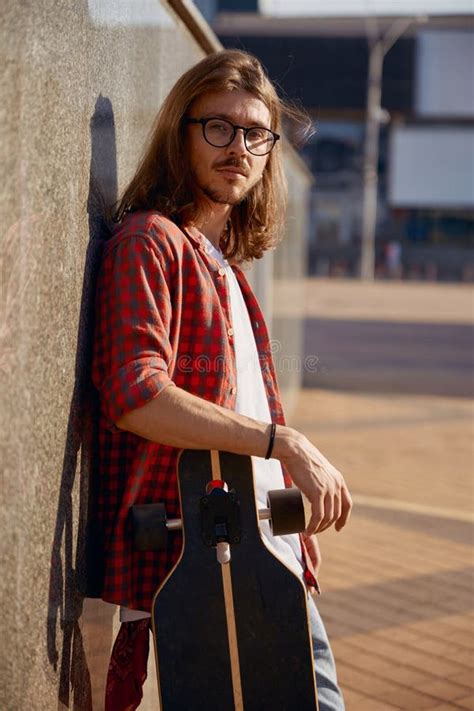 Retrato De La Cintura De Un Joven Hipster Parado Con La Paleta ...
