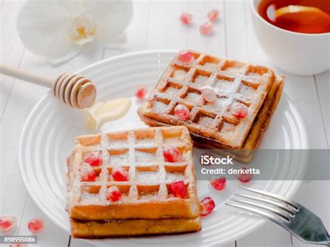 밝은 나무 배경 흰색 접시에 꿀 석류 씨와 함께 맛 있는 입 빈 와플 건강한 식생활에 대한 스톡 사진 및 기타 이미지 건강한