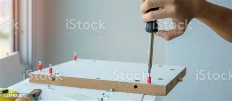 집에서 가구를 조립하거나 수리하는 스크루 드라이버를 사용하는 남자 Diy 개조 수리 및 개발 주택 또는 아파트 개념 Diy에