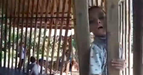 수년간 울타리에 갇혀 지내온 태국 소년의 사연