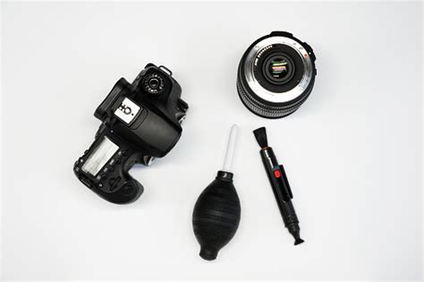 흰색 배경 상단보기에 렌즈 및 카메라 청소 키트가있는 Lsr 카메라 0명에 대한 스톡 사진 및 기타 이미지 0명 Accessories Council 개념 Istock