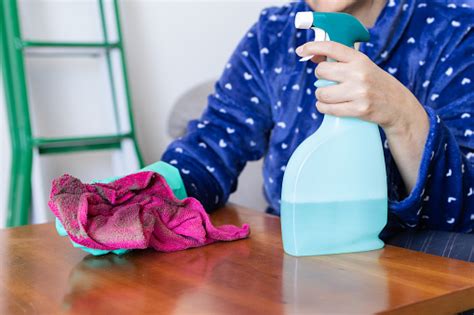 손에 스프레이 병을 들고 위생 용품과 먼지 천으로 집을 청소하는 알아볼 수 없는 여성 가정 및 가구 유지 보수 가사와 일상의 개념 50 54세에 대한 스톡 사진 및 기타