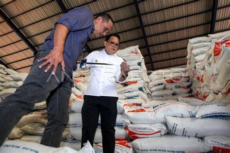 Stok Beras Di Gudang Bulog Jatim ANTARA Foto