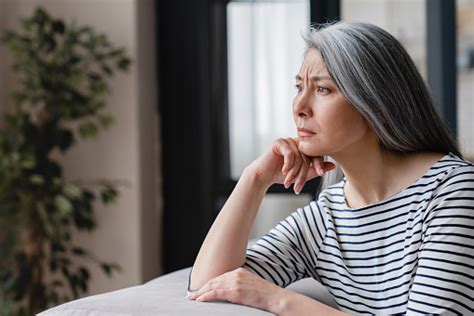 슬픈 우울 한 피곤 한 외로운 이혼 한 어머니 성숙한 여자의 초상화를 닫는 것은 건강하지 않은 느낌 건강에 해로운 잠금에 중년 위기로 고통 성인에 대한 스톡 사진 및 기타
