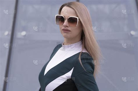 肖像可爱的青年女人波兰户外建筑仅女人仅一个女人华沙太阳镜