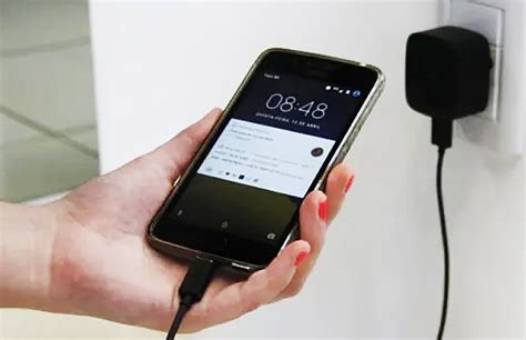 Em Manaus Jovem Morre Eletrocutado Após Usar Celular Que Estava