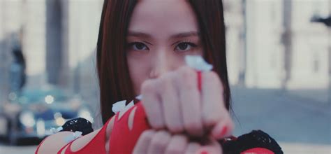 終於等到jisoo Solo！新曲〈flower〉mv造型解析：dior、versace、簡直公主風穿搭教科書 Vogue Taiwan