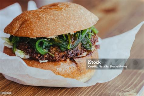 맛 있는 신선한 홈메이드 채식 치즈 버거 중화 샐러드 치즈 토마토 양상추와 크 래 프 트 종이에 양파 반지 나무 바탕에 길거리 음식 0명에 대한 스톡 사진 및 기타 이미지