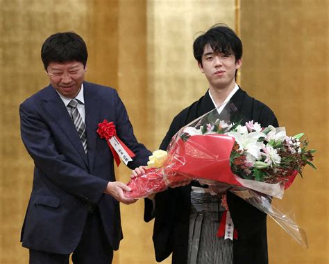 「第91期ヒューリック杯棋聖戦 藤井聡太棋聖就位式」で、師匠の杉本昌隆八段から花束を受け取る藤井聡太棋聖（代表撮影） ― スポニチ