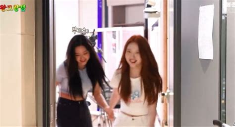 Hyewon Lq Gowon Olivia Hye Park Chaewon Son Hyeju Loona Olivia Hye Mirror Selfie Perfect Place