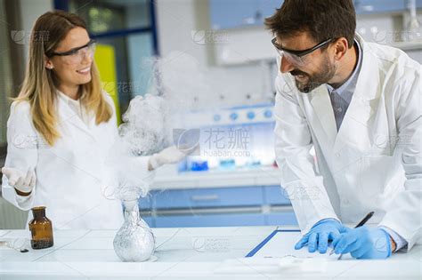 研究人员在化学实验室的桌子上用烟做实验