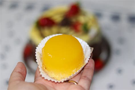 퀸딤은 달걀 노른자와 강판코코넛을 베이스로 한 맛있는 브라질 식 스위트입니다 0명에 대한 스톡 사진 및 기타 이미지 0명