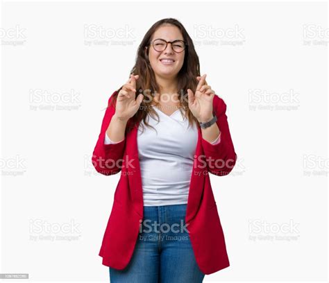 격리 된 배경 위에 우아한 자 켓과 안경을 착용 크기 젊은 비즈니스 우먼 플러스 아름 다운 폐쇄 횡단 손가락 희망 및 눈 웃