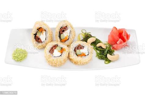흰색 배경에 고립 된 흰색 접시에 초밥 롤 일본 식욕을 돋우는 레스토랑 서빙 컨셉 0명에 대한 스톡 사진 및 기타 이미지 0