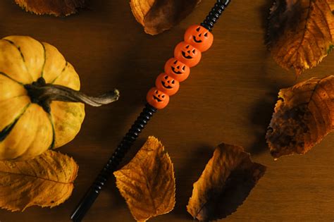 흐린 노란색 장식용 호박과 할로윈 장식을위한 가을 건조 잎을 흐리게 장식 한 장식용 잭 랜턴 칵테일 짚 0명에 대한 스톡 사진 및 기타 이미지 Istock