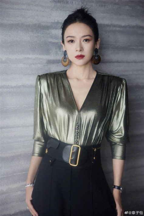 章子怡亮相北影节红毯，金色深v上衣尽显大花气场
