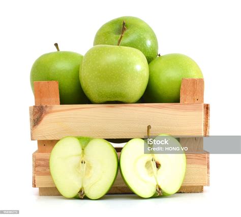 흰색 배경에 나무 상자에서 갓 수확된 할머니 스미스는 사과 0명에 대한 스톡 사진 및 기타 이미지 0명 건강한 생활방식