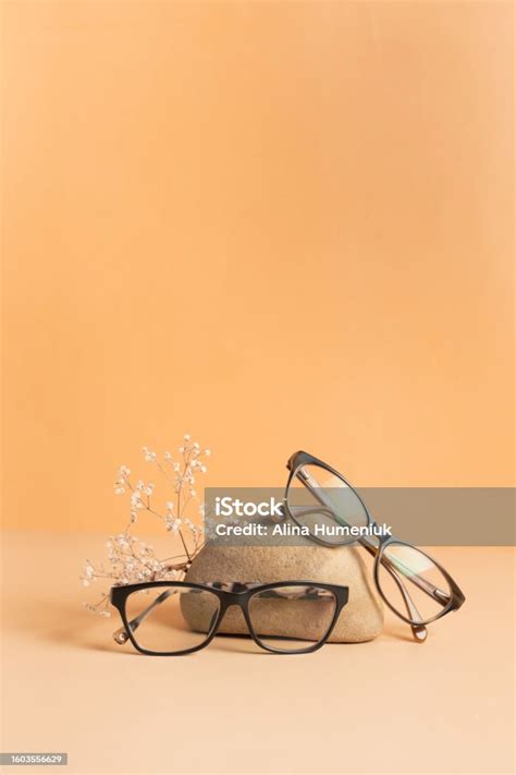 색깔 있는 배경에 안경을 쓴 자연석 광학 상점 시력 테스트 세련된 안경 개념 0명에 대한 스톡 사진 및 기타 이미지 0명