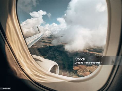 從門洞鳥瞰圖 照片檔及更多 舷窗 照片 舷窗 飛機 商用客機 Istock