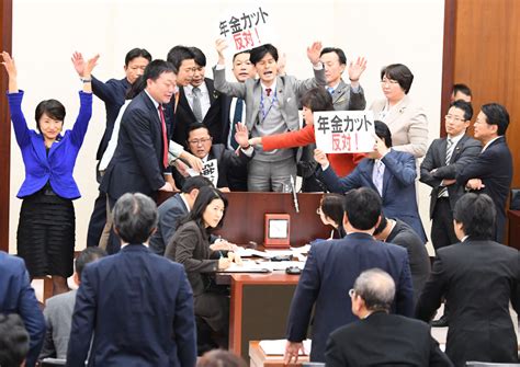 年金法案採決：与党迅速、批判封じ 野党は「強行」演出 毎日新聞