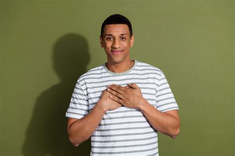 카키색 배경에 고립 된 멋진 젊은 남성 터치 가슴 감사 착용 트렌디 한 줄무늬 흰색 복장의 사진 초상화 감사에 대한 스톡 사진 및 기타 이미지 Istock