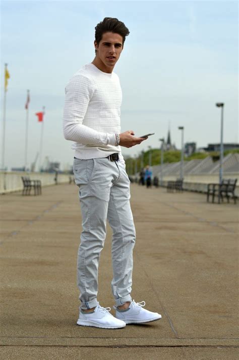 Tenue Chic Décontractée Homme Jean Pull Et Chaussures De Sport Moda