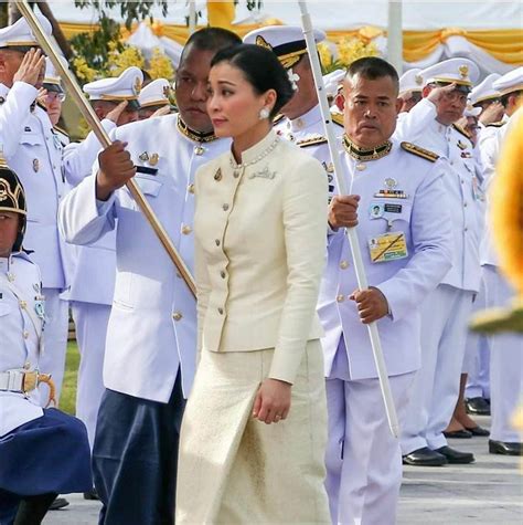 รวมภาพพระอิริยาบถในฉลองพระองค์อันงดงามของ “สมเด็จพระนางเจ้าสุทิดาฯ พระบรมราชินี”