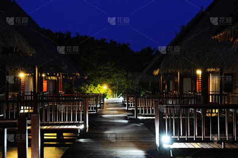 照亮码头与水平房在黄昏