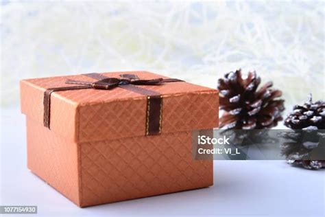 크리스마스 트리와 콘 새 해의 다채로운 선물 상자 흰색 배경 해피 홀리데이 대 한 장식입니다 공간에 복사 합니다 계절에 대한 스톡 사진 및 기타 이미지 Istock