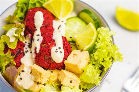 근대 미트볼 야채 Tahini 드레싱과 구운된 두 부 매크로 채식주의 부처님 그릇 건강 한 채식 음식 개념입니다 0명에 대한 스톡 사진 및 기타 이미지 Istock