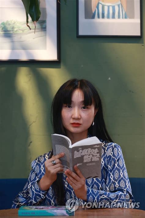 칼럼집 날씨와 얼굴 출간한 이슬아 작가 연합뉴스