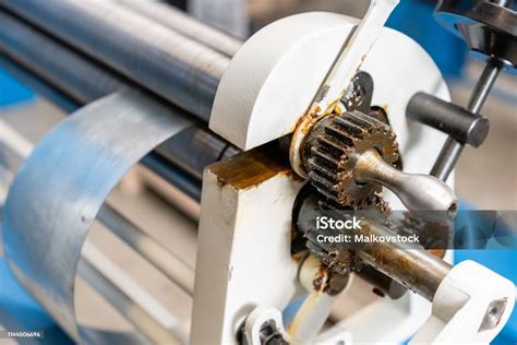 생산 롤링 도구 전기 기계 환기 및 배수 구에 대 한 생산 판금 용 공구 및 벤딩 장비 매장 내 제조 또는 시연 스탠드 건설 기계류에 대한 스톡 사진 및 기타 이미지