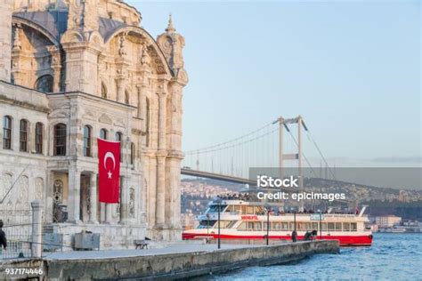 Ortakoy 사원 With15 7 월 순 교자 다리의 외부 보기 0명에 대한 스톡 사진 및 기타 이미지 0명 7월 각도