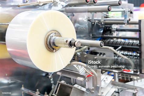 식품 또는 기타 물품 등을위한 포장 또는 포장 기계에 설정된 롤 플라스틱 필름 시트를 닫습니다 제조에 대한 스톡 사진 및 기타 이미지 Istock