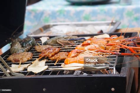 바베 큐 구이 돼지고기 새우 버섯 쇠고기 야외 그릴 렌지 건강한 생활방식에 대한 스톡 사진 및 기타 이미지 건강한 생활방식