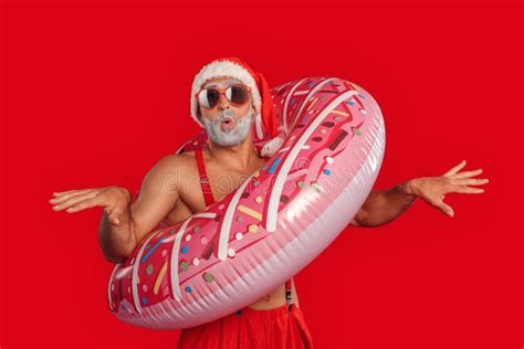 Estilo Libre De Navidad El Joven Santa Claus Se Desnuda Con El Cuerpo Superior Muscular En