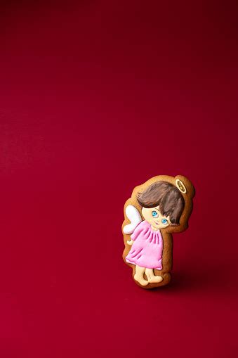 빨간 배경에 작은 귀여운 천사의 진저 브레드 쿠키 전통적인 크리스마스 음식입니다 크리스마스와 새해 휴일 개념입니다 0명에 대한 스톡 사진 및 기타 이미지 Istock