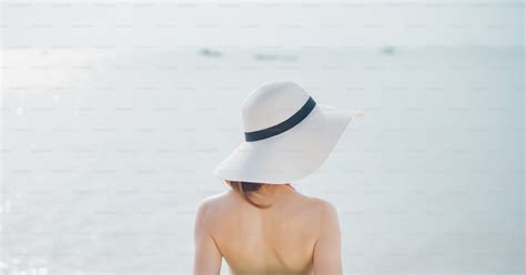 해변에서 빨간 수영복을 입은 아름다운 여자의 검은 사진 Unsplash의 바닷가 이미지